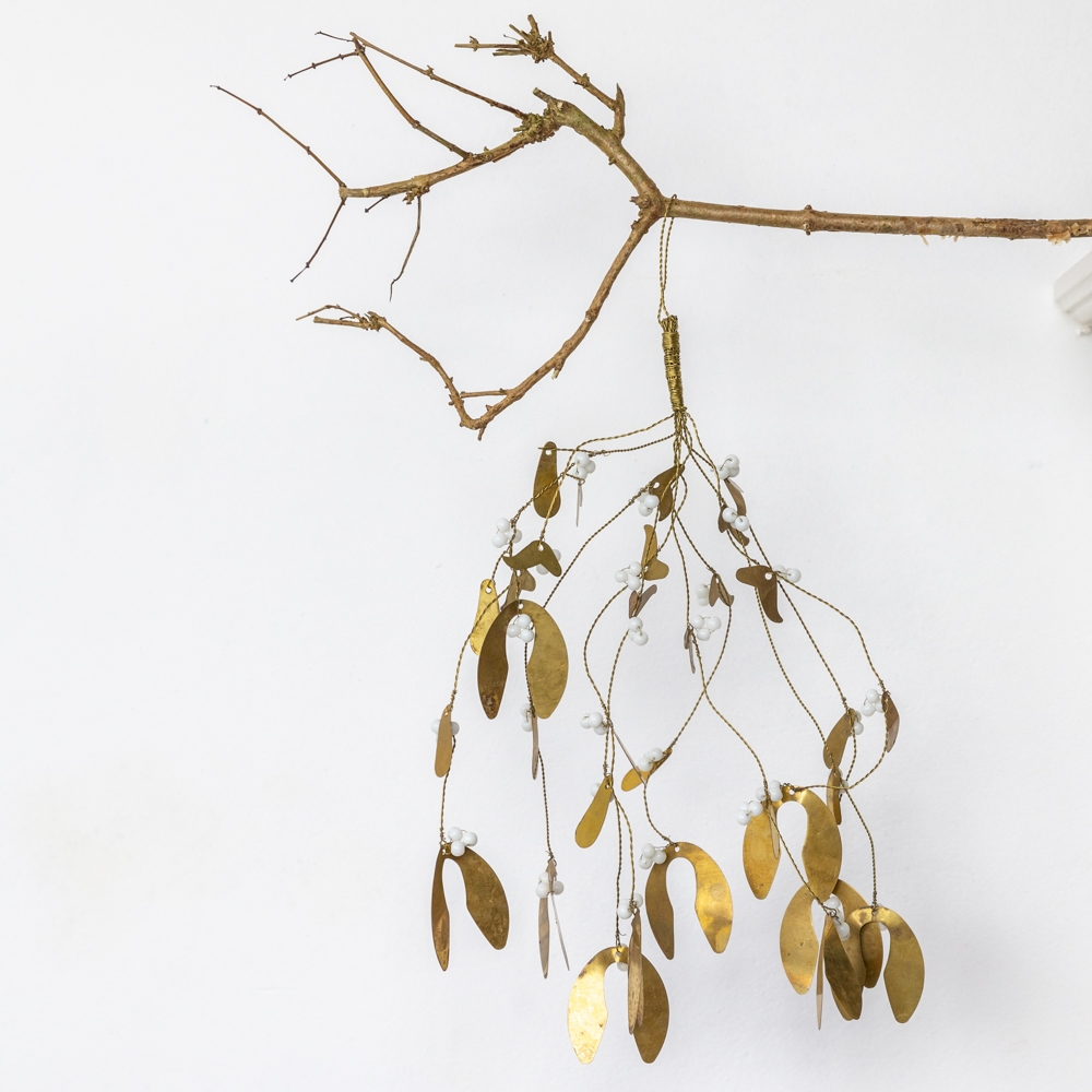 Mistletoe Gold & White Berry 37cm - Goldcliff Garden Centre